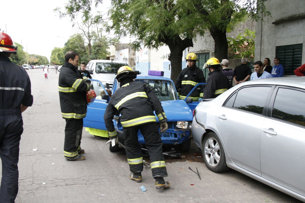 Una persona quedó atrapada en el vehículo al chocar un auto ...