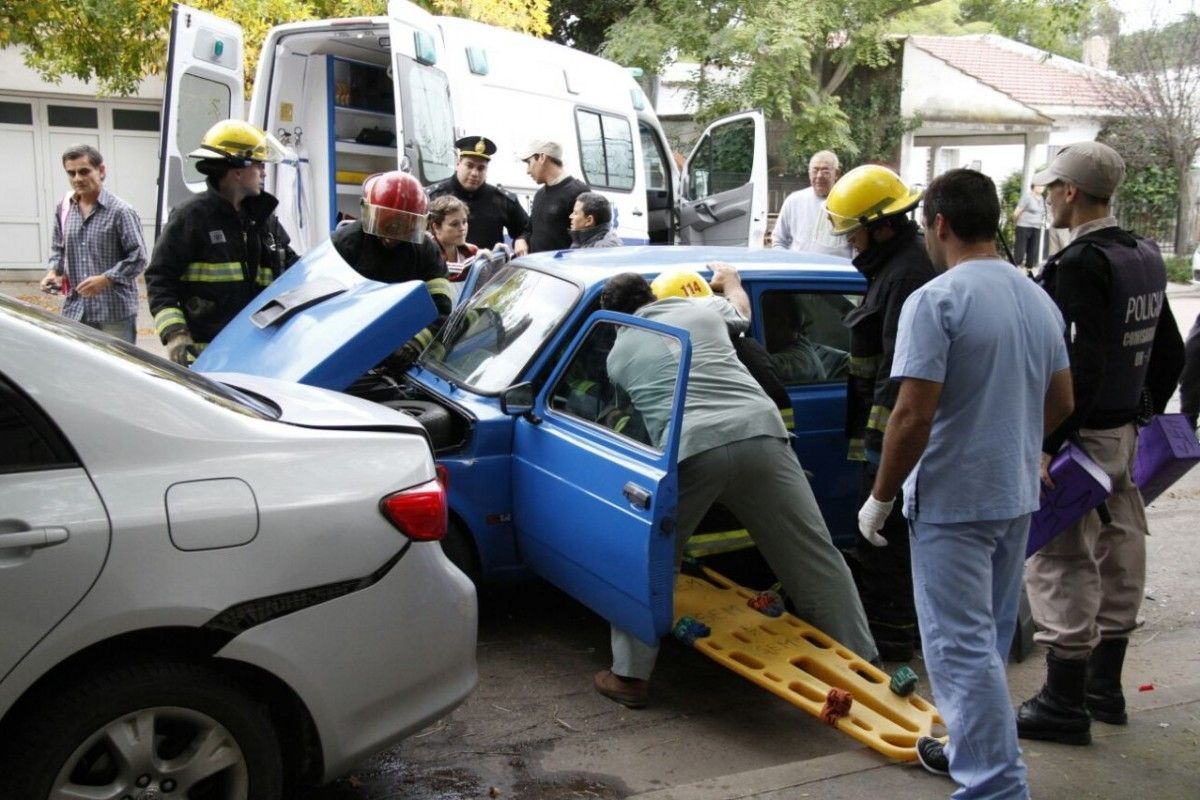 Una persona quedó atrapada en el vehículo al chocar un auto ...