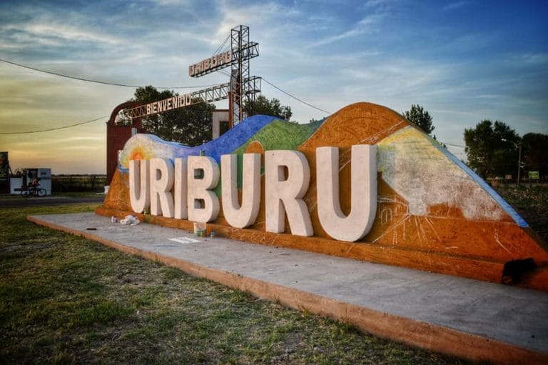 Uriburu presentó un hermoso mural que muestra lo más significativo de ...