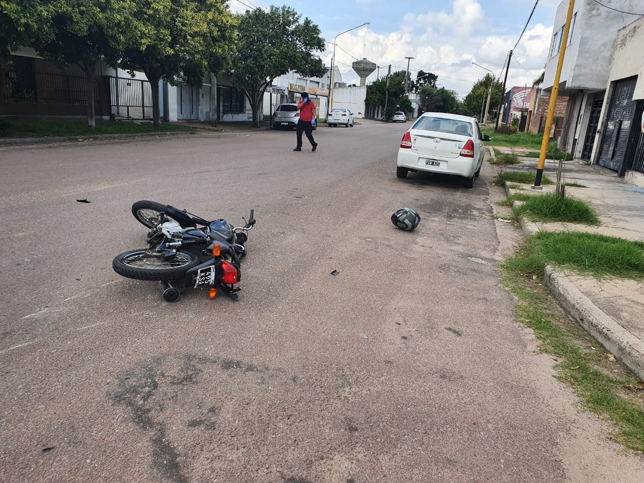 Un Joven Fue Hospitalizado Tras Impactar Fuertemente Con Su Moto Contra
