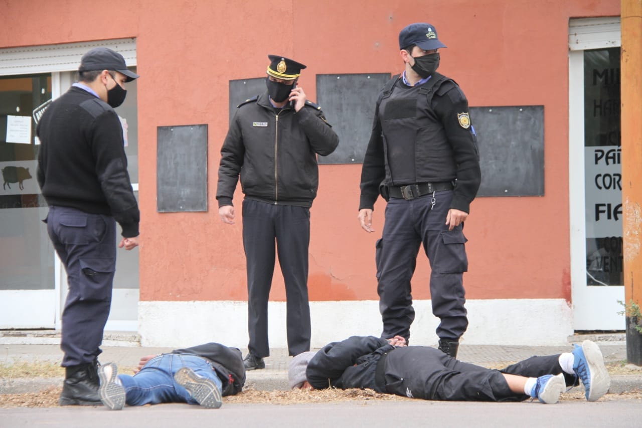 Detienen a dos personas por un robo en grado de flagrancia – infopico.com