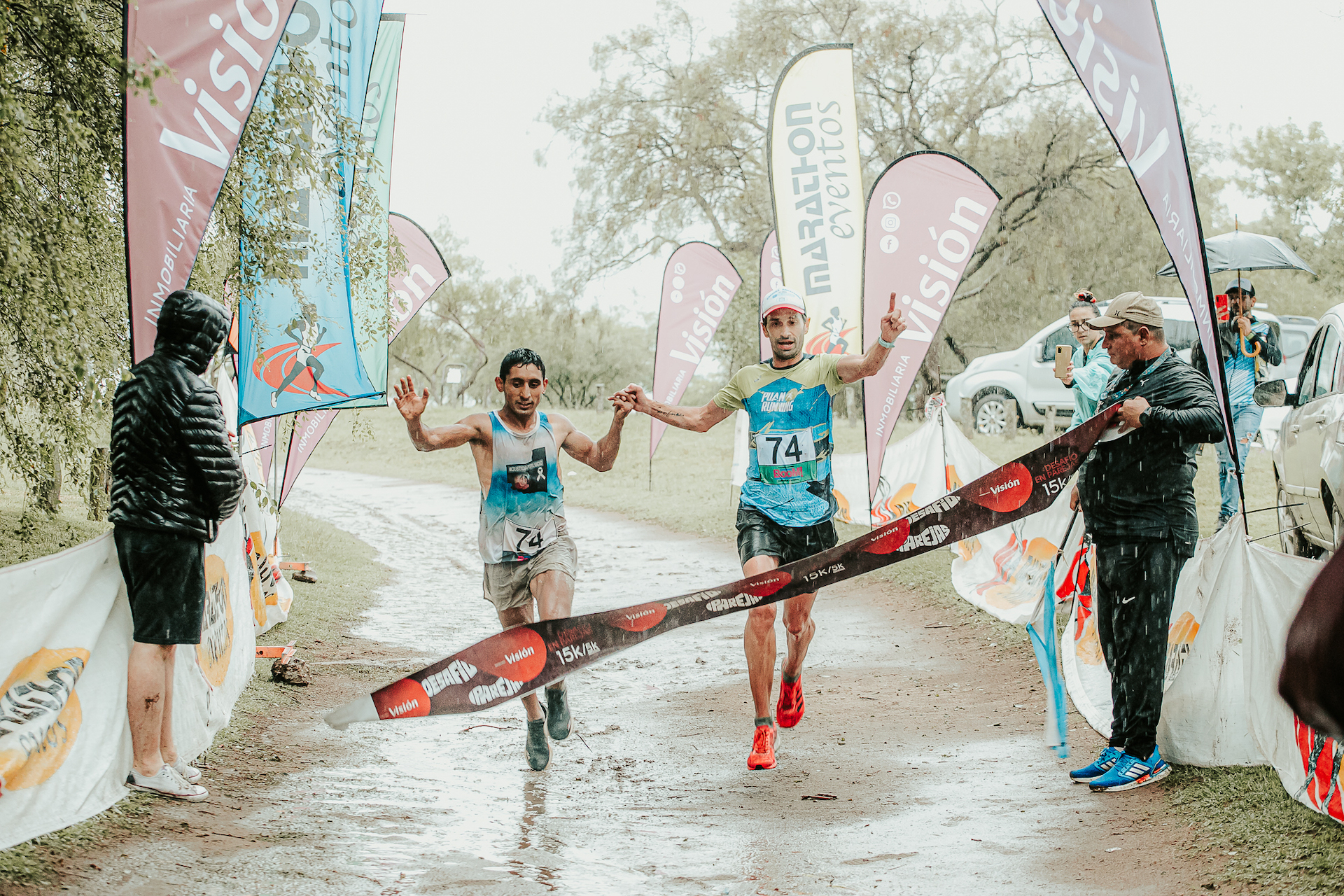 En una verdadera fiesta bajo la lluvia, se desarrolló la carrrera ...
