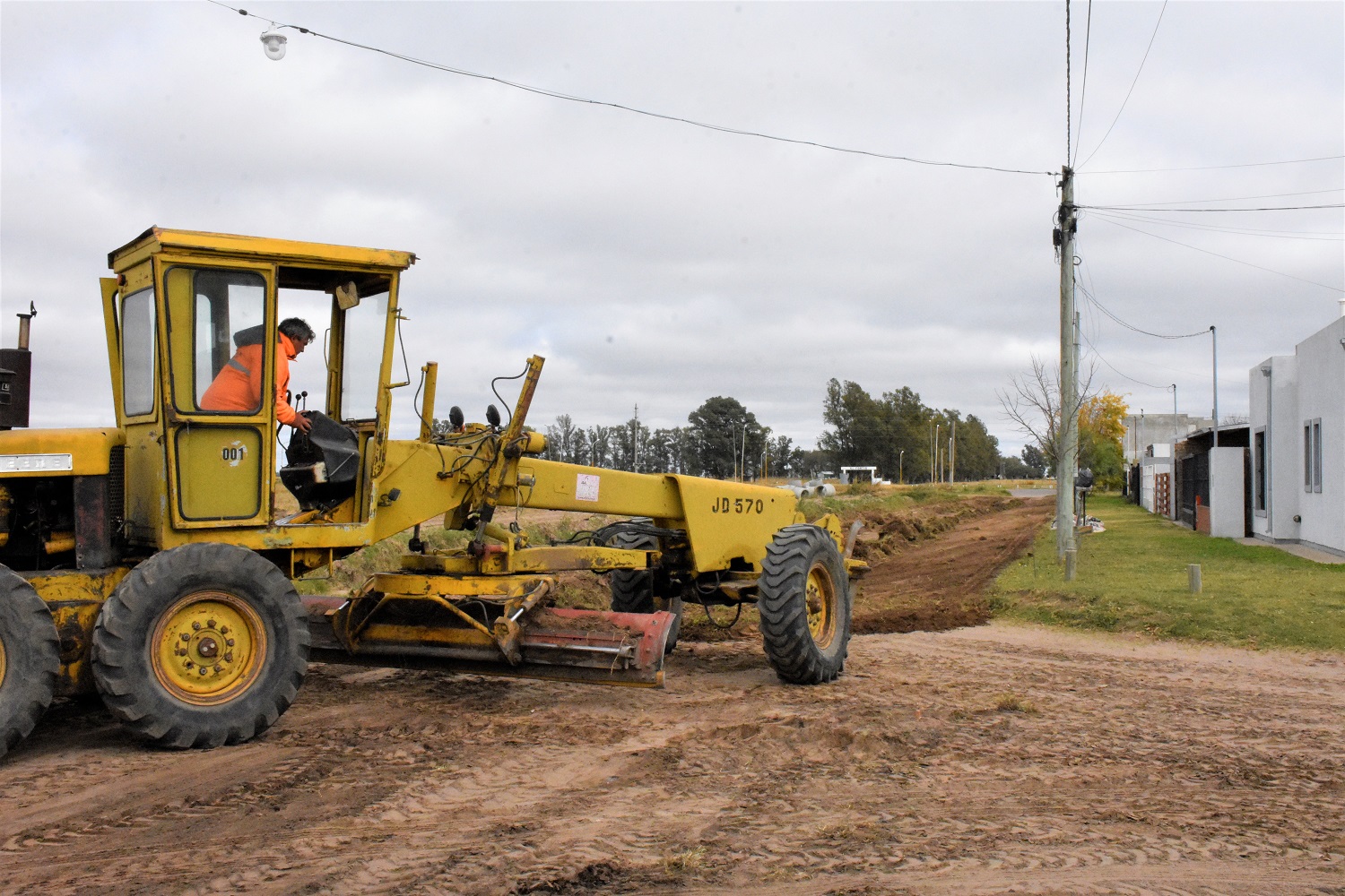 Comenzaron la construcción de nuevo cordón cuneta en un sector del ...