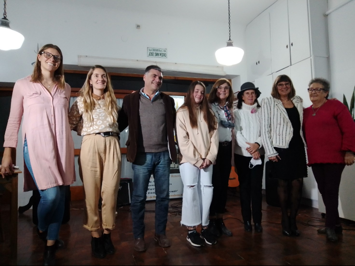 Rubén Arias presentó su libro, “Hojas y Heridas” en Intendente Alvear ...