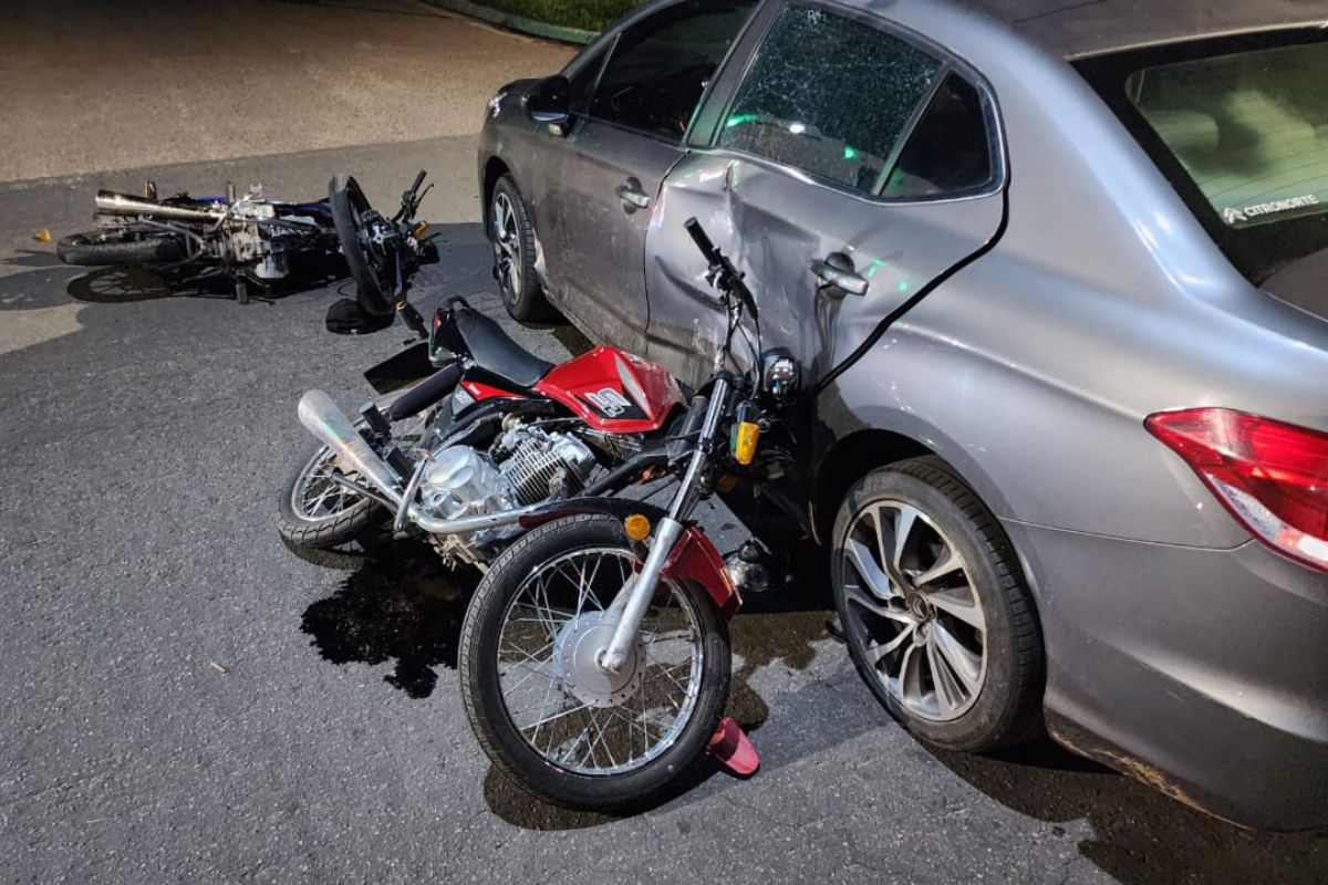 Fuerte choque en el barrio Molino entre dos motos y un auto: una ... Fuerte choque en el barrio Molino entre dos motos y un auto: una ...