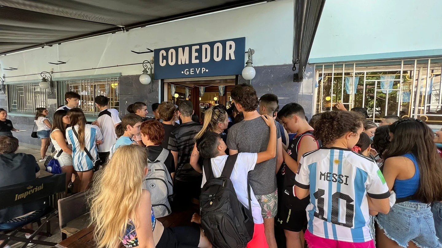 El conmovedor gesto de Leandro Paredes con uno de sus formadores ...