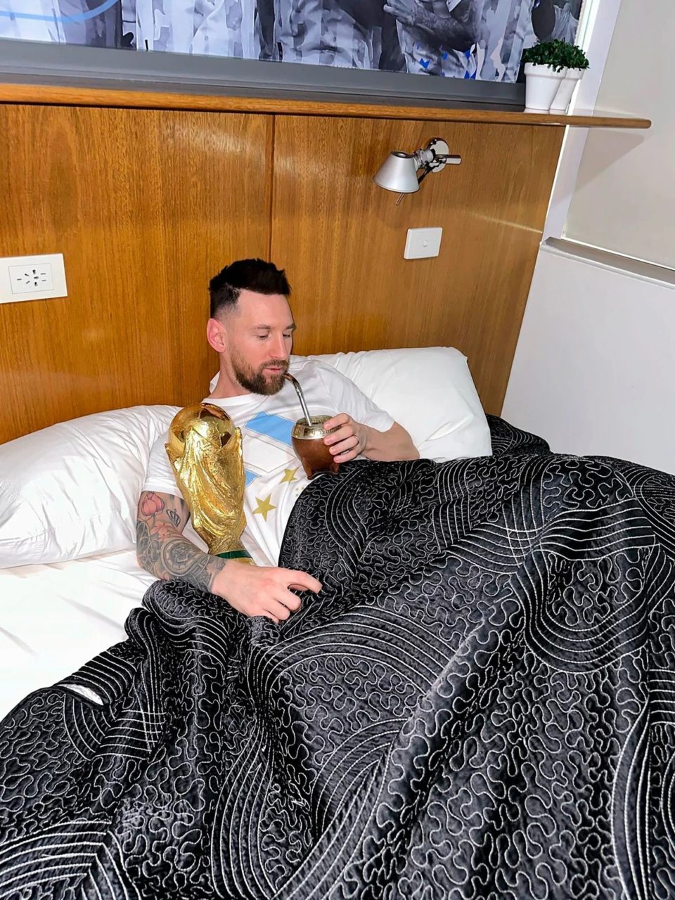 La foto de Messi durmiendo con la Copa del Mundo tras su llegada a la ...