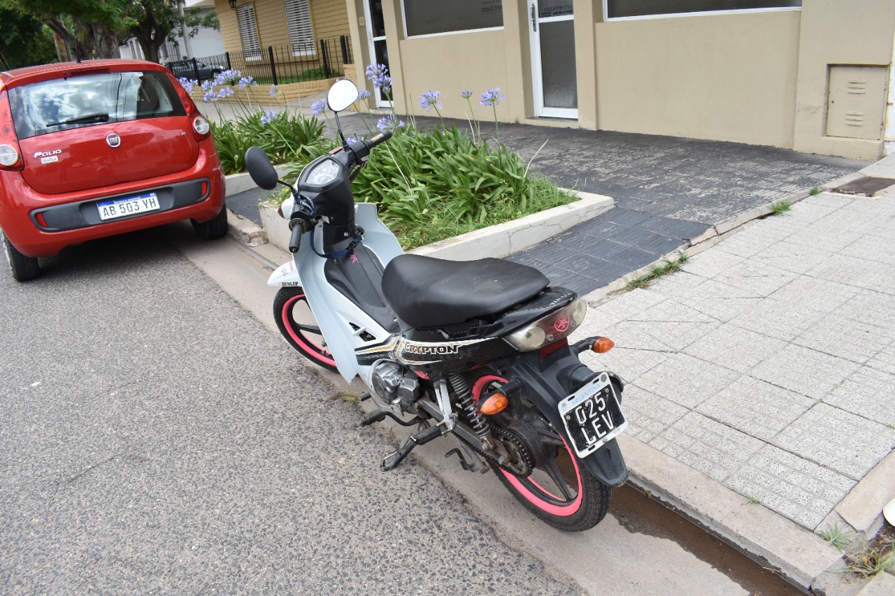 Mujer Sufre Fractura De Muñeca Tras Chocar Su Moto Contra Un Auto En
