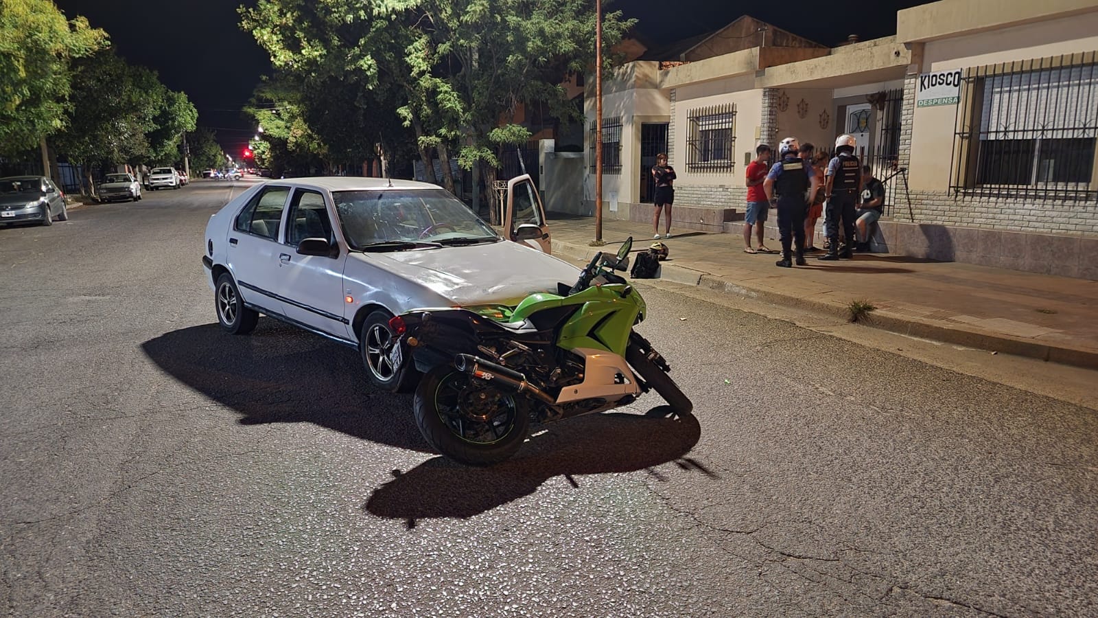 Fuerte choque frontal entre una moto y un auto – infopico.com