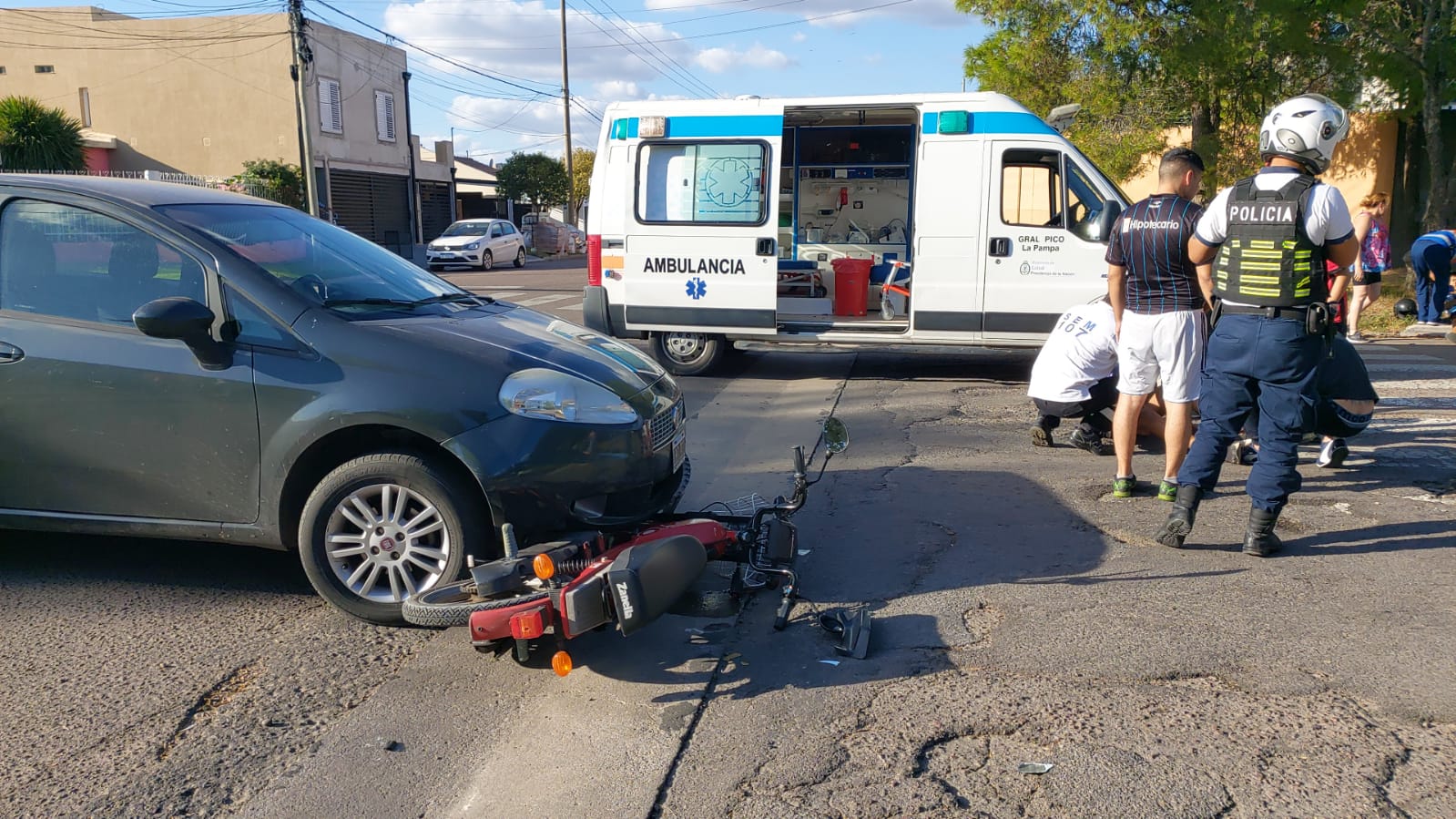Choque Entre Auto Y Moto Deja A Dos Adolescentes Hospitalizados