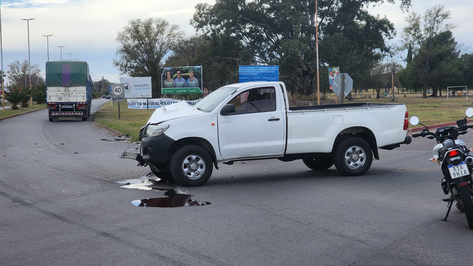 Choque Entre Camioneta Y Camión En La “rotonda Perón” De General Pico