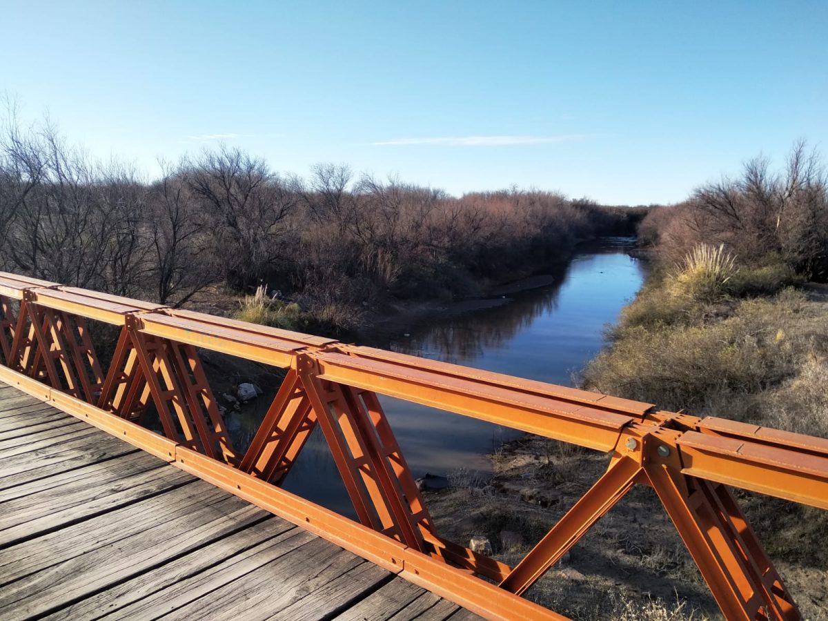 Se detectó un mínimo caudal del agua en el cauce del Atuel en el Puente ...